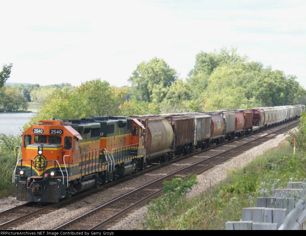 BNSF 2540 & 2357 near Lock 5A